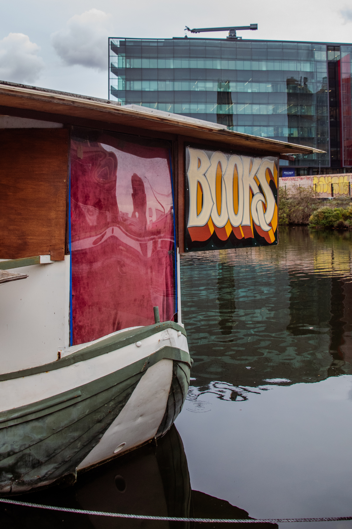 Word on the Water: London’s Charming Floating Bookshop on Regent’s ...